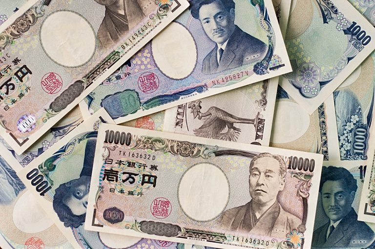 Tipping in Japan - What You Should Really Do! [The Guide]