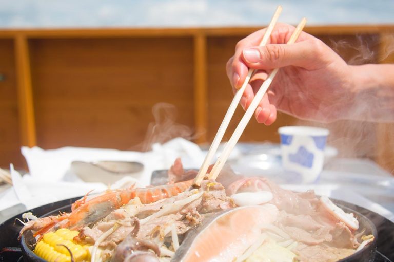 Chopstick Etiquette Japan (infographic) - Your Japan