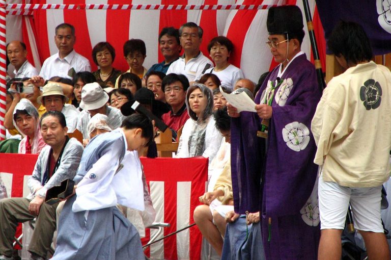 How Do You Properly Bow in Japan? (infographic) - Your Japan