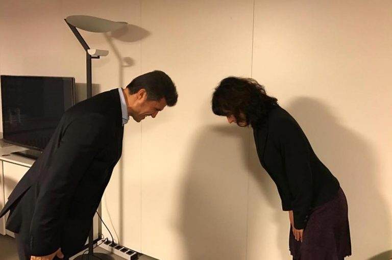 How Do You Properly Bow in Japan? (infographic) - Your Japan