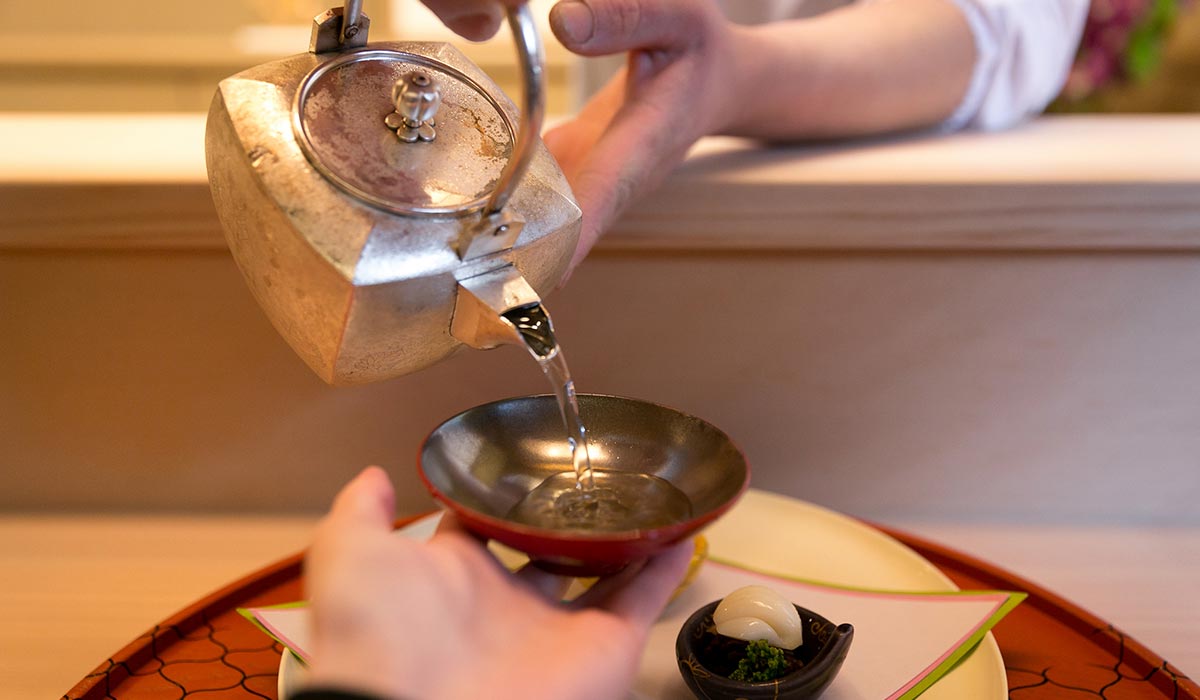 How to Behave While in Japan? 10 Japanese Manners You Need to Know ...