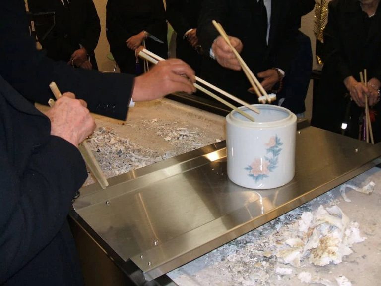 What Can You Expect at a Japanese Funeral? - Japanese Funeral Etiquette ...