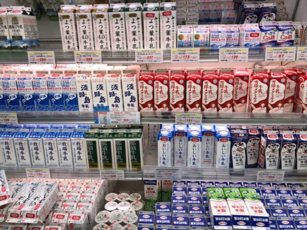 Tipping in Japan - What You Should Really Do! [The Guide]